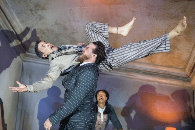 Metamorphosis de Frantic Assembly en tournée – critique - Theatrea