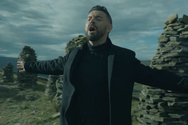Écoutez Ben Forster interpréter « The Winner Takes It All » avant la ...